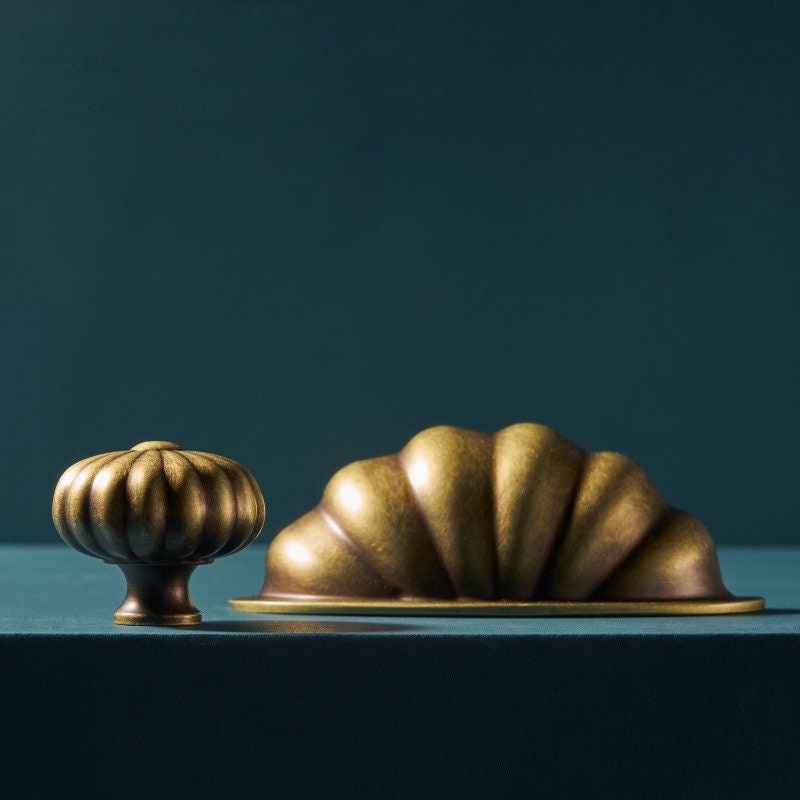 Scalloped Cabinet Knobs | Antique Brass Kitchen Handles | Creative ...
